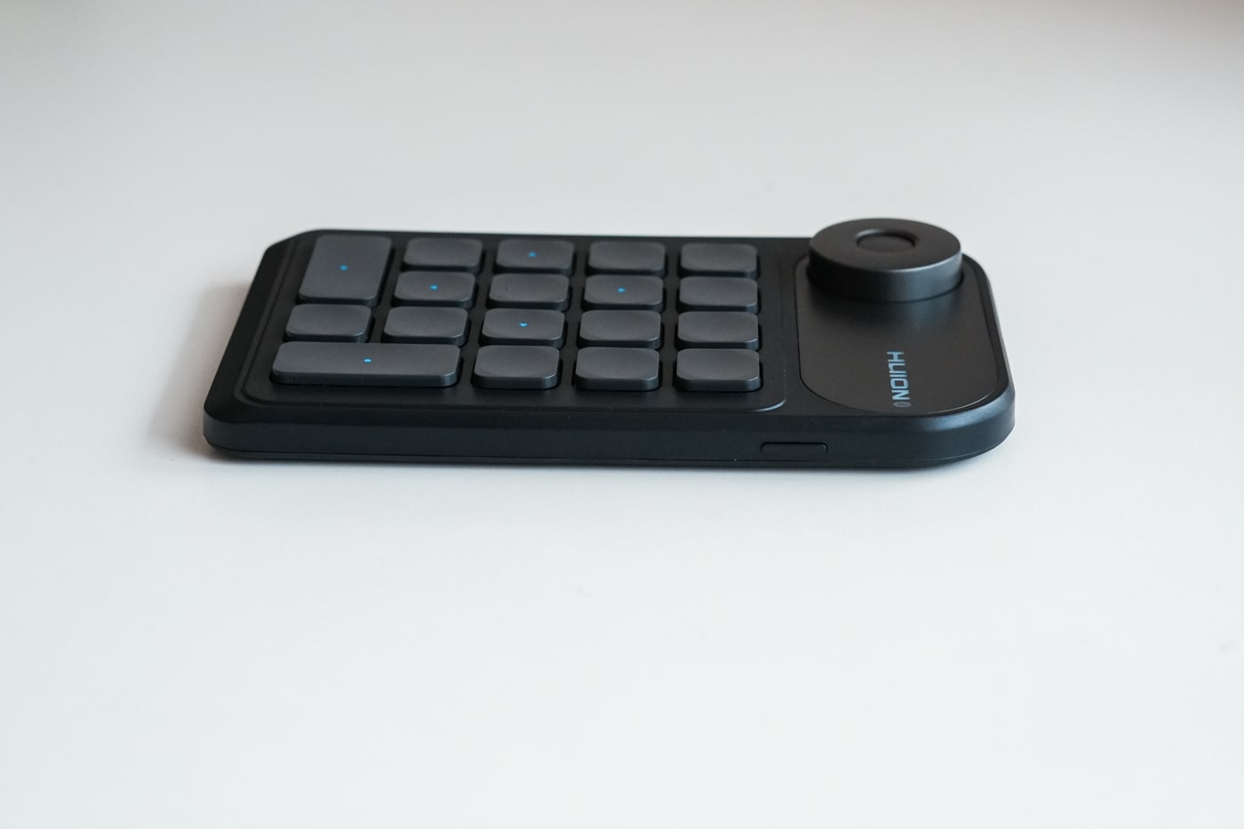 【レビュー】HUION 左手デバイス Keydial miniは、クリエイティブ操作を加速させるアイテム（ビジネス利用でも威力を発揮 ...